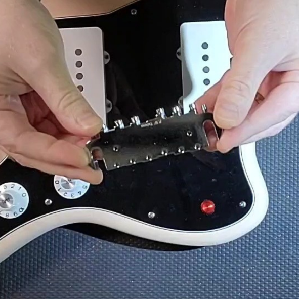 Hardtail Jazzmaster® Kit Bridge Installation Tip — Allparts Music